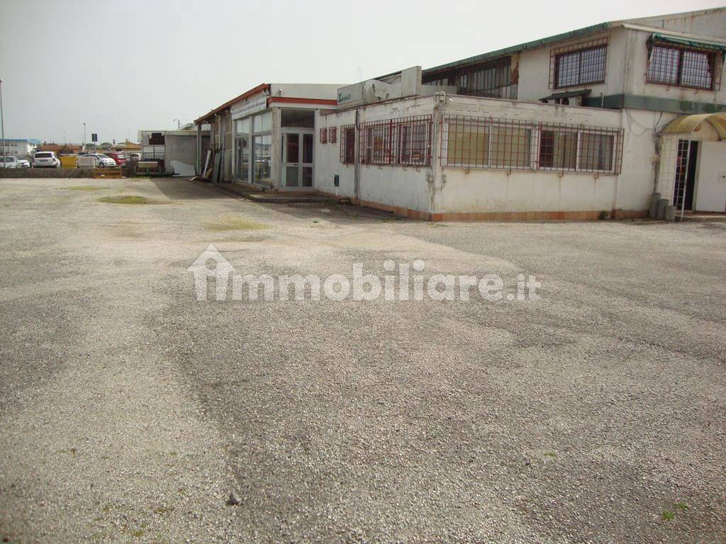 Capannone via di Villa Claudia 7, Anzio, Rif. 110646289 - Immobiliare.it