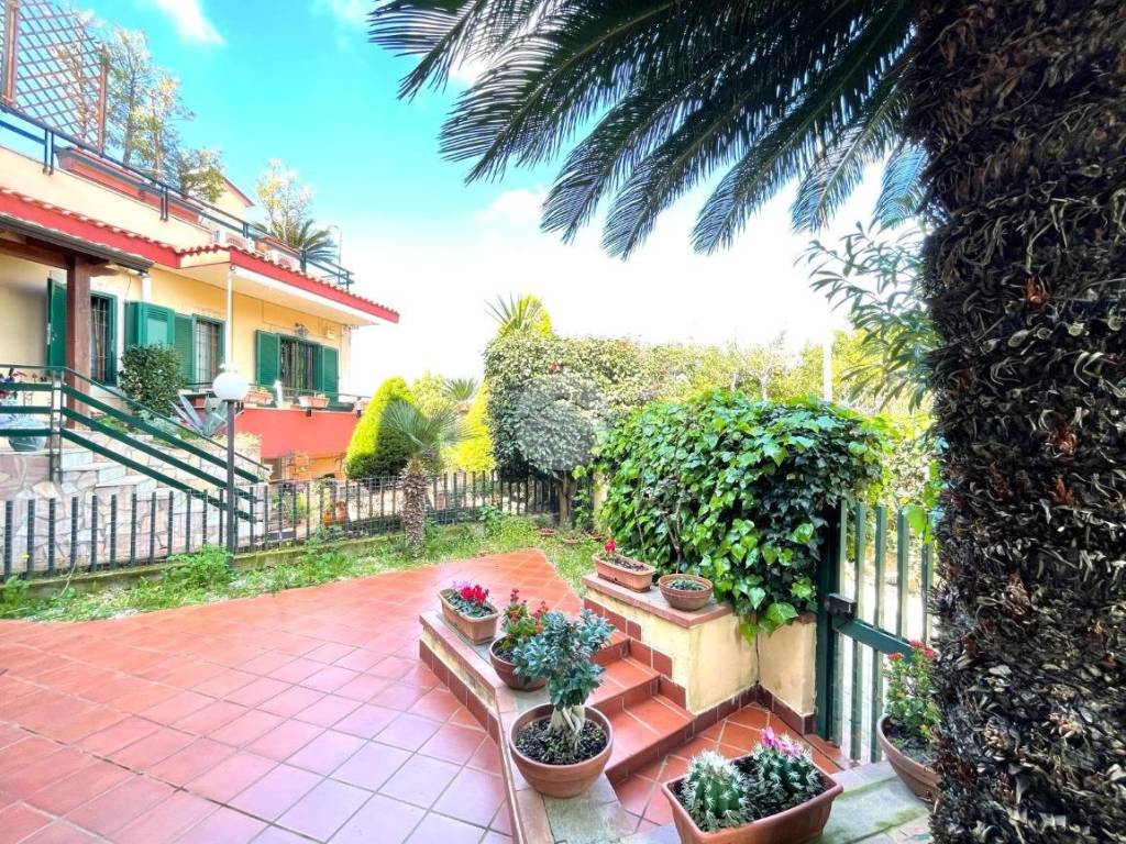 Vendita Villa plurifamiliare in Strada Privata Monterusso 19 Pozzuoli ...