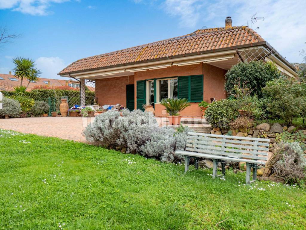 Sale Two-family villa in via Braccianense Rome. Good condition, parking ...