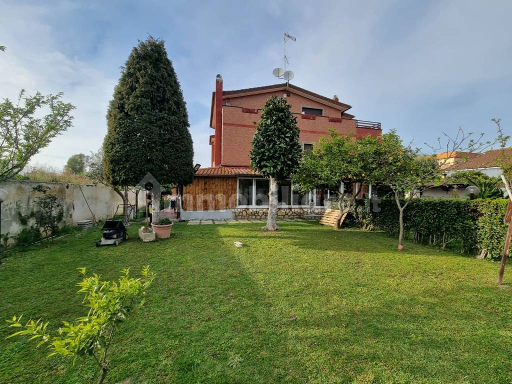 Sale Two-family villa in via Giuseppe Camelli Rome. Excellent condition ...