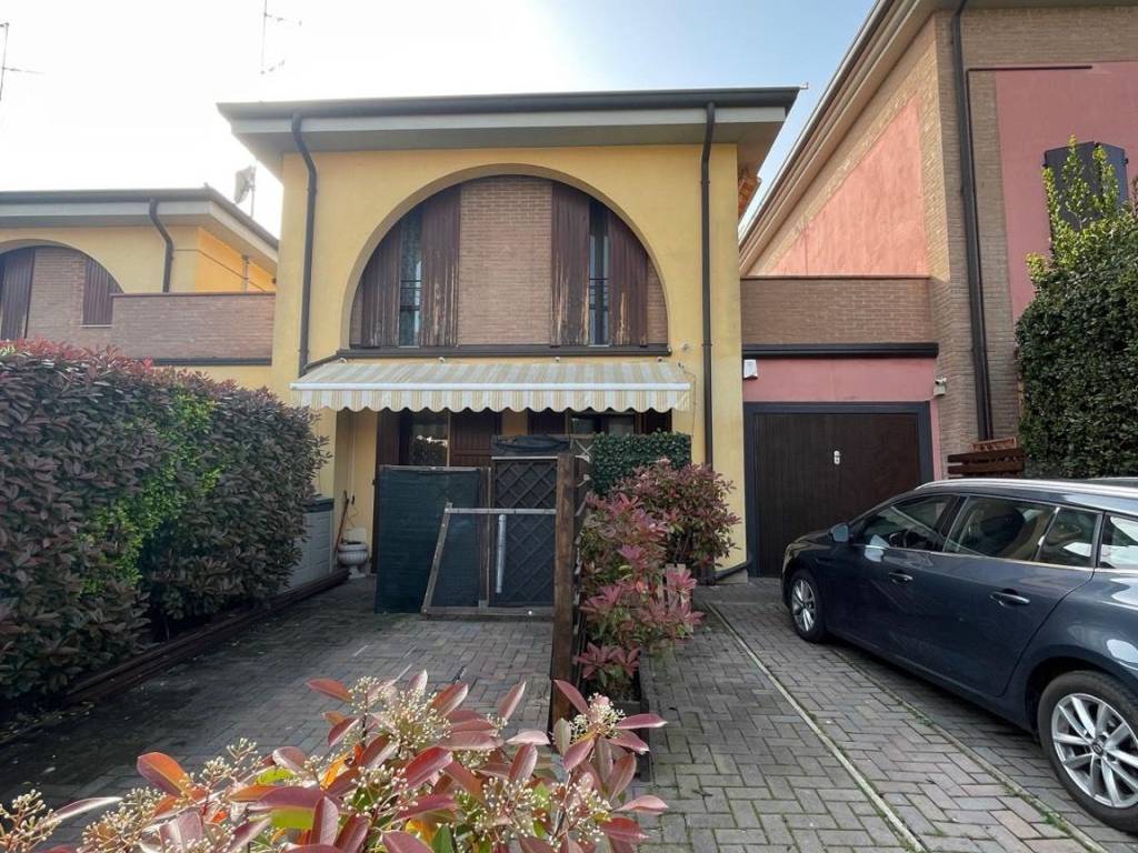 Sale Two-family villa in via Milano 341 San Felice sul Panaro. Good ...