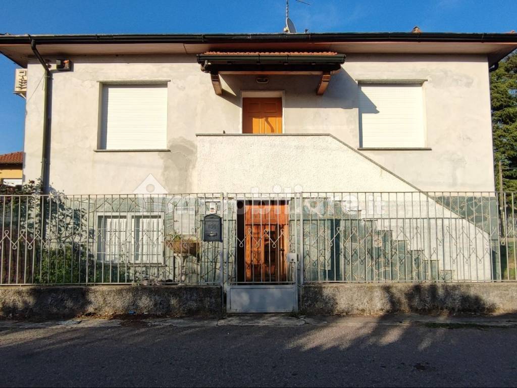 Sale Two-family villa in via del Serpio 5 Parabiago. Good condition ...