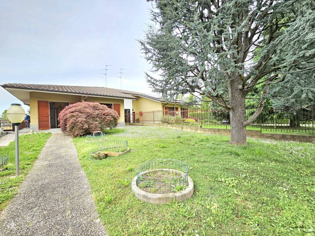 Sale Two-family villa in via Cassignolo Agrate Brianza. Good condition ...