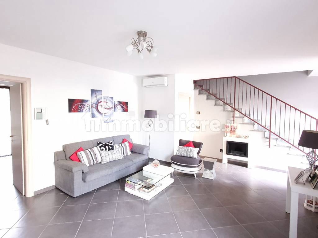 Vendita Villa unifamiliare in via Galliate Romentino. Ottimo stato ...