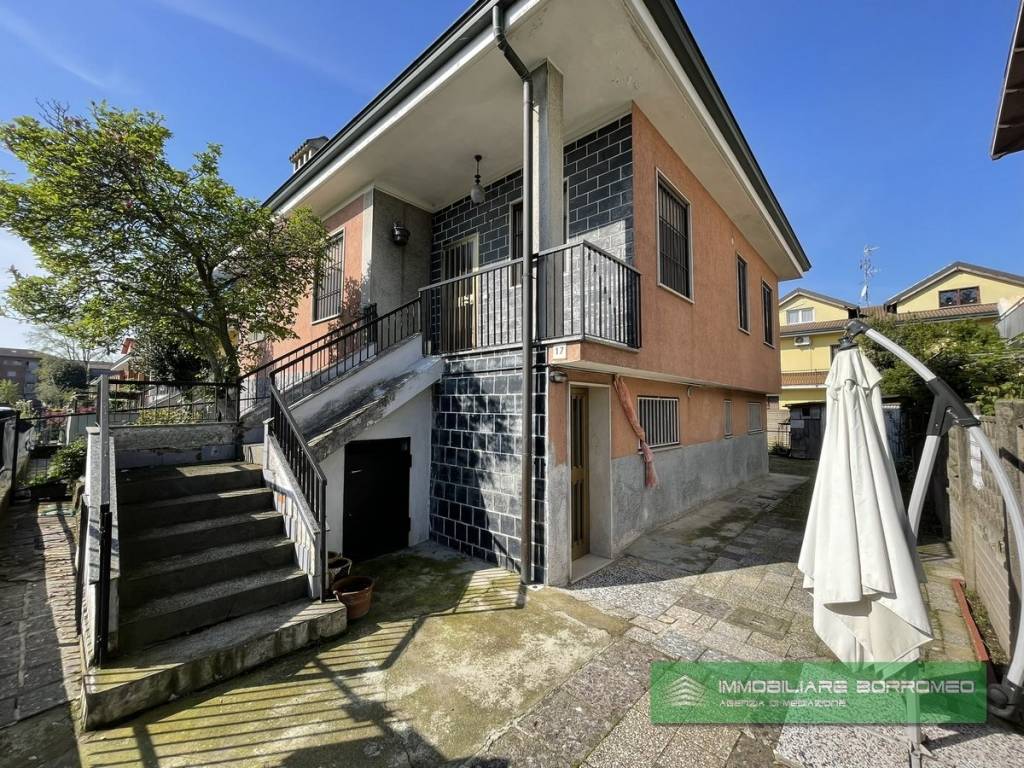 Sale Two-family villa in via Eugenio Curiel 17 Peschiera Borromeo. Good ...