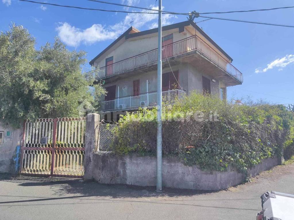 Vendita Villa bifamiliare in via Timpazza San Pietro Clarenza. Da ...