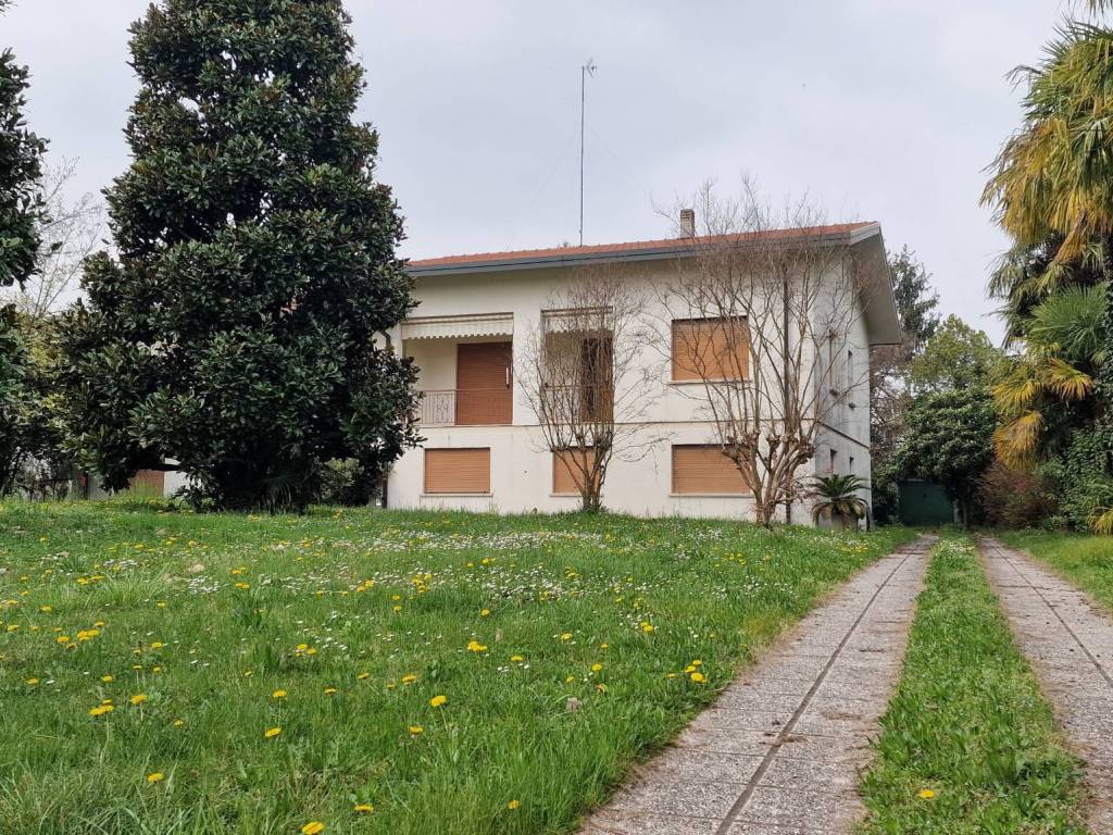 Sale Two-family villa in via Topaligo 20A Sacile. Good condition ...