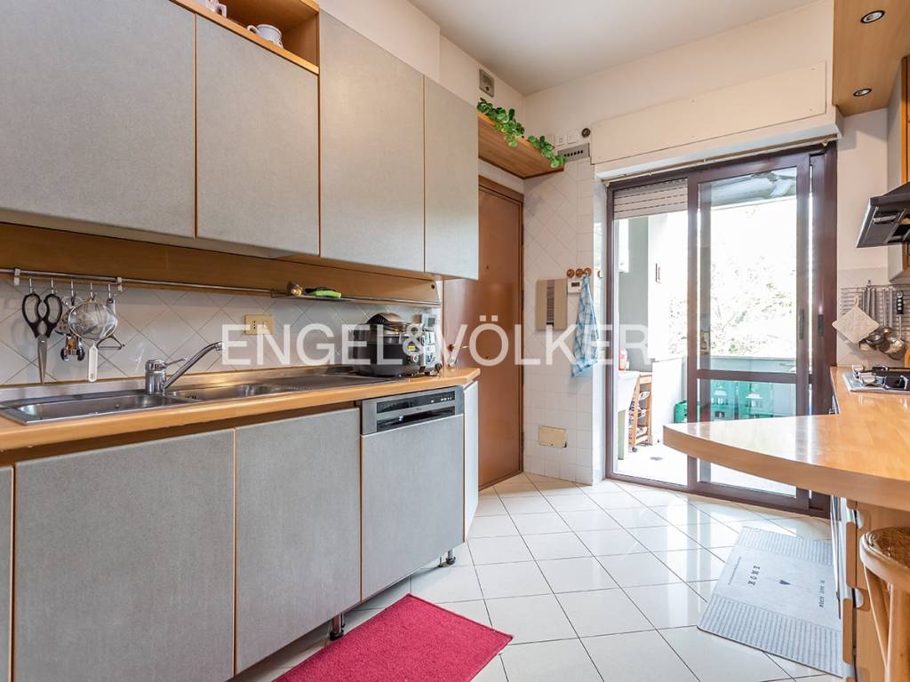 Продажа Квартира : via Alberto Litta Modignani. Рим. Подлежит ремонту ...