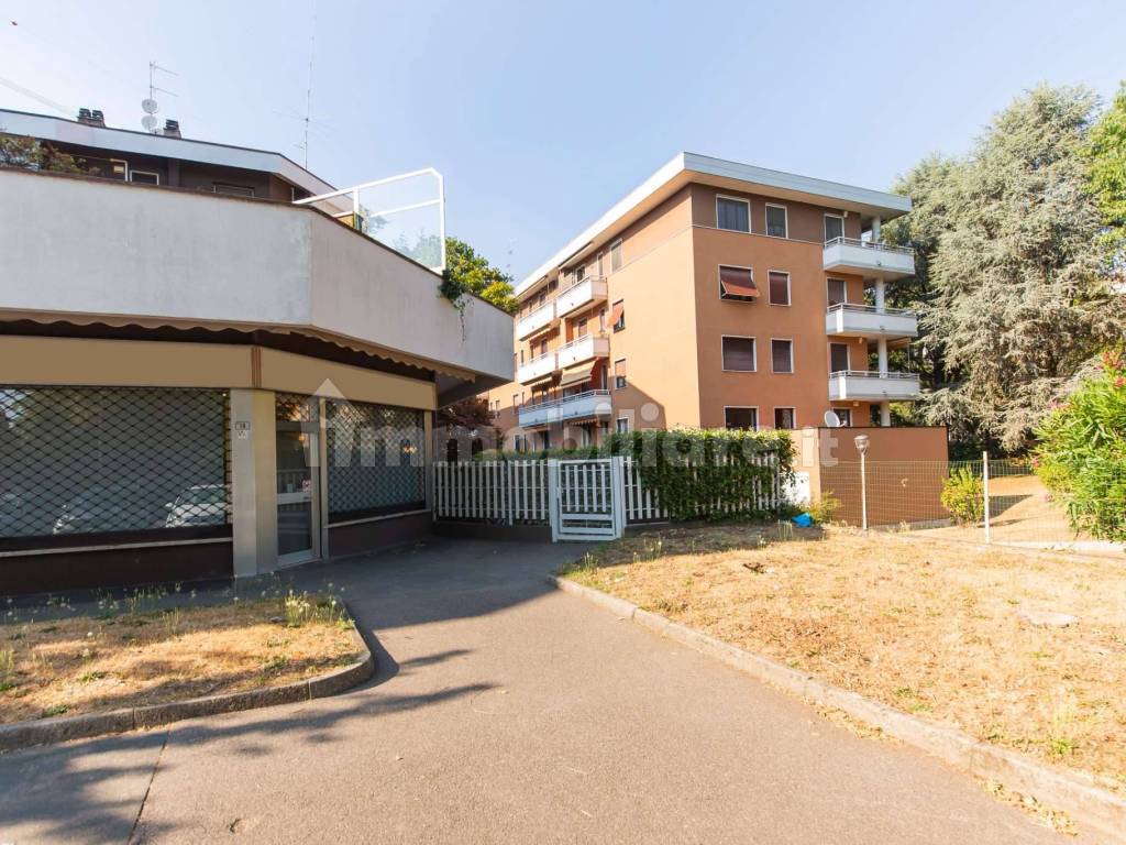 Locale commerciale piazza Cinque Giornate 18, Arese, Rif. 111066911 ...