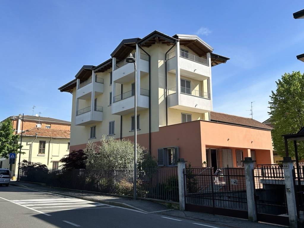 Vendita Appartamento Pessano con Bornago. Quadrilocale in via John ...