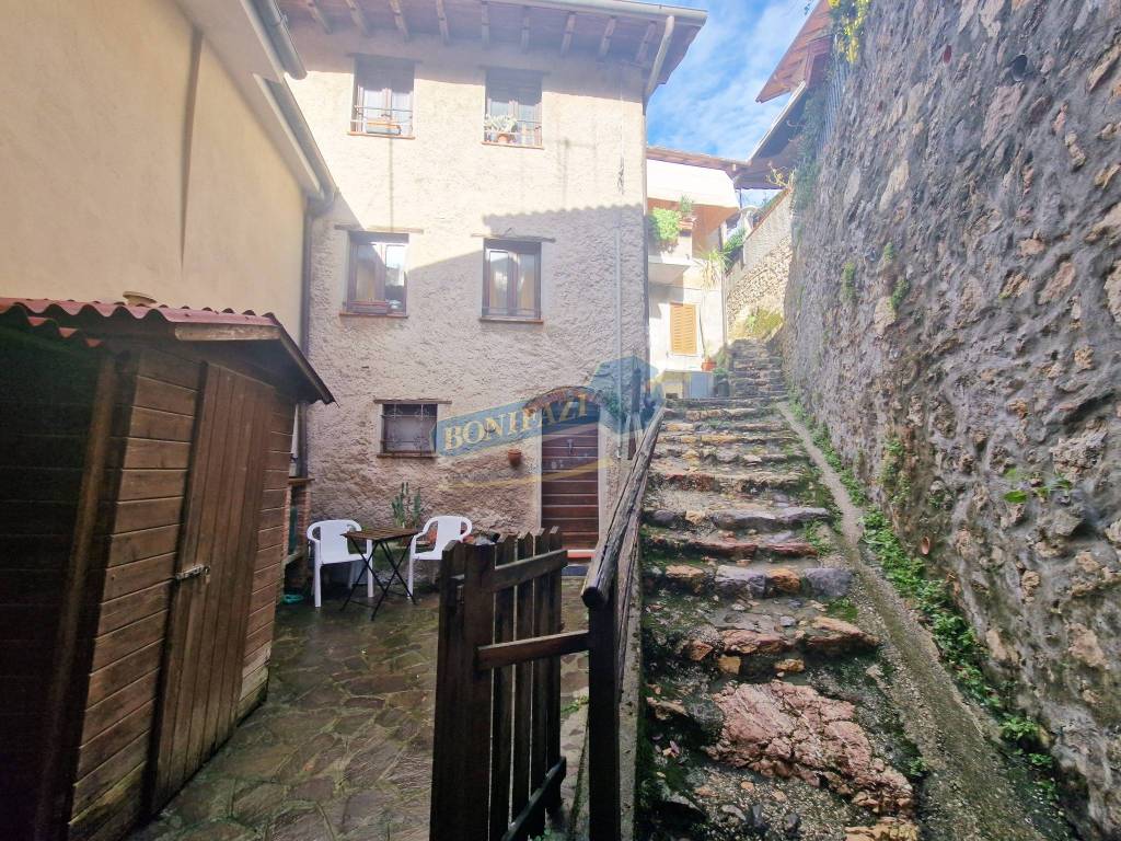 Vendita Terratetto unifamiliare in via Metato 42 Camaiore. Buono stato ...