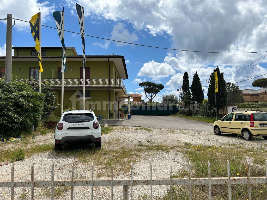 Locale commerciale via Pontina 111, Terracina, Rif. 111253767 ...