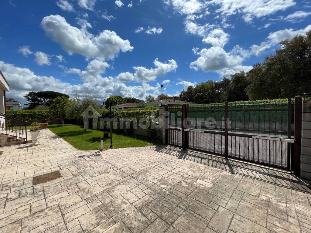 Sale Two-family villa in via di Vallerano, 89 Rome. Good condition ...