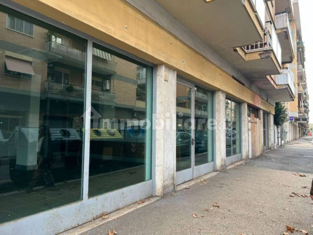 Locale commerciale via Marcello Pucci Boncambi 9-11, Roma, Rif ...
