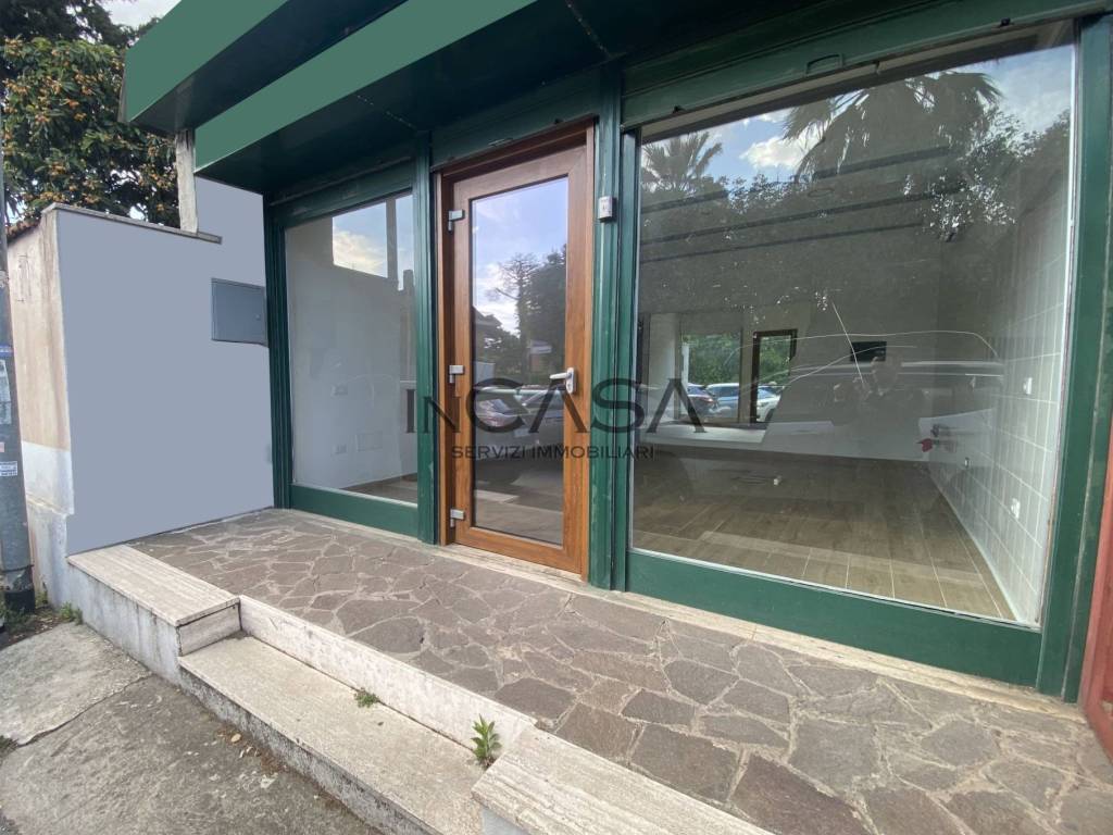 Locale commerciale via Monasterace 1, Roma, Rif. 111160419 - Immobiliare.it