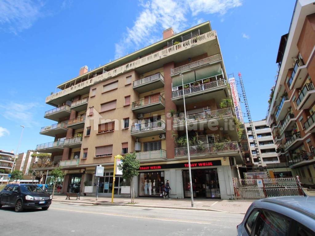 Vendita Appartamento Roma. Trilocale in via delle Baleniere 126. Ottimo ...