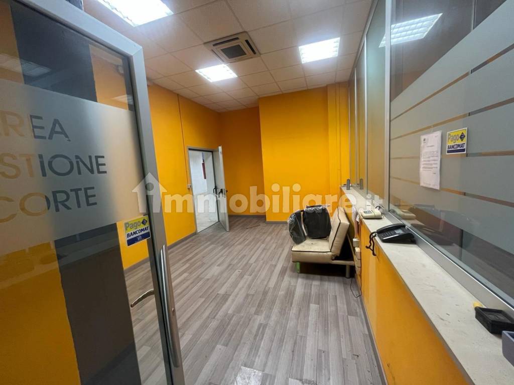 Magazzino - Deposito via Fratelli de Filippo, Bari, Rif. 111455383 - Immobiliare.it