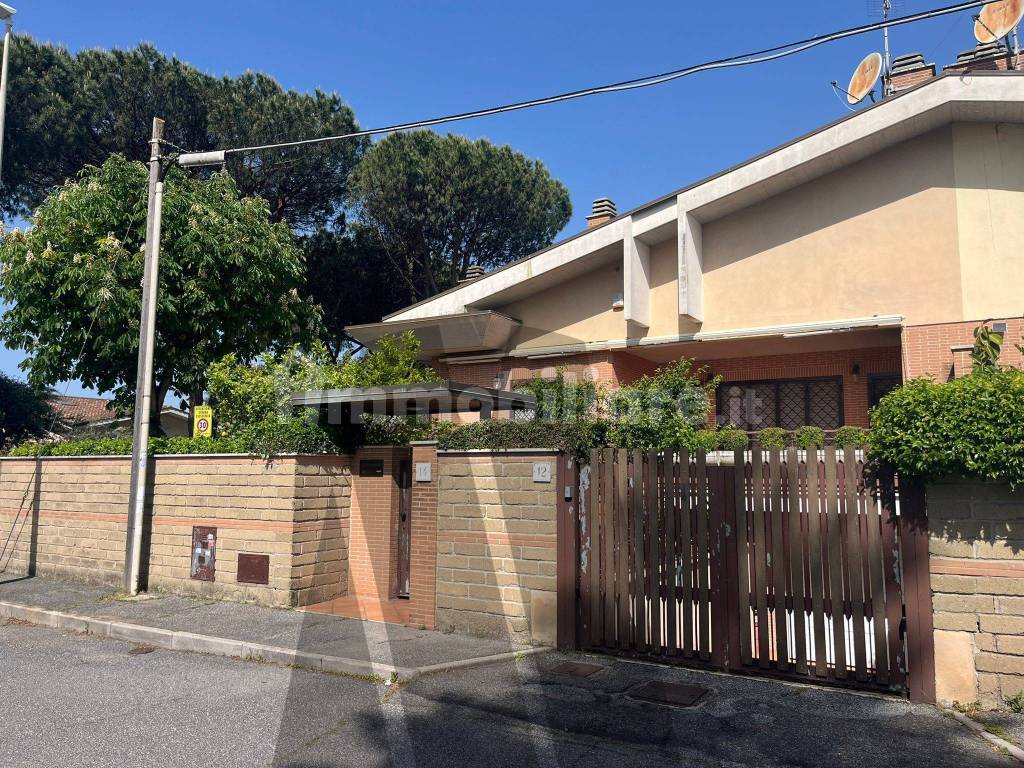 Vendita Villa a schiera in via Pietro Castrucci Roma. Buono stato ...