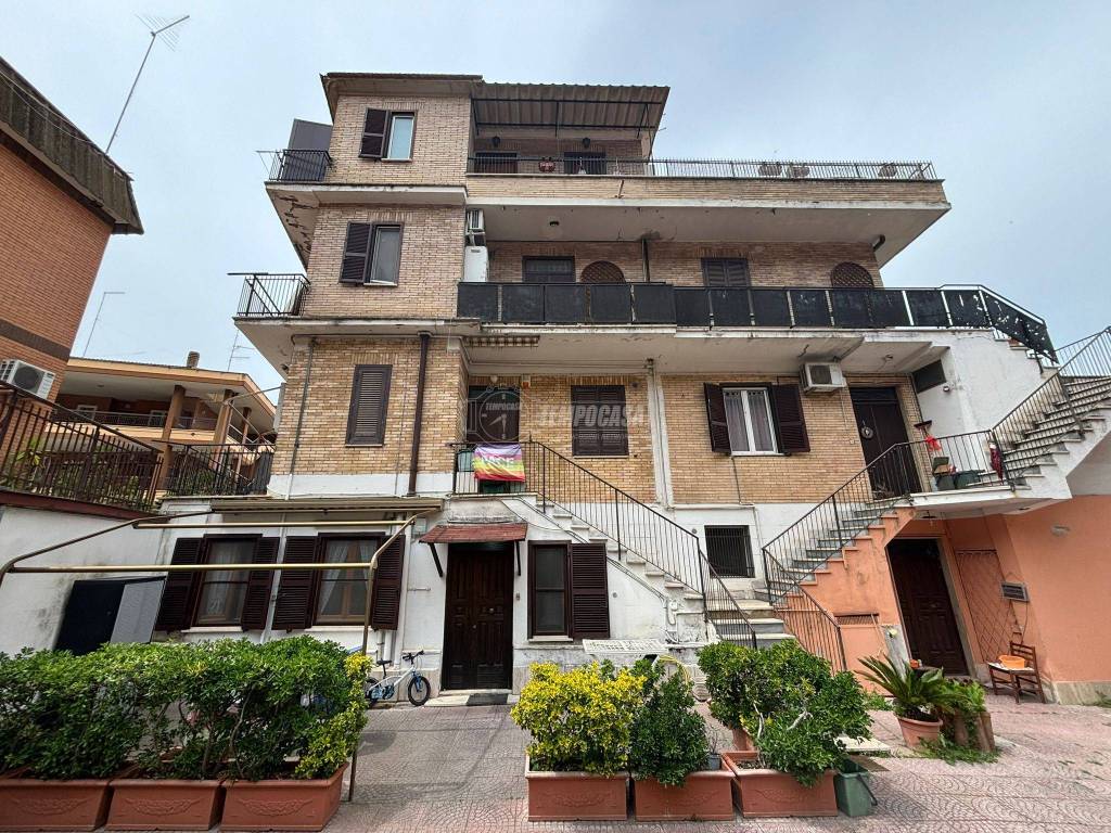 Vendita Appartamento Roma. Trilocale in via del risaro 110/A. Da ...