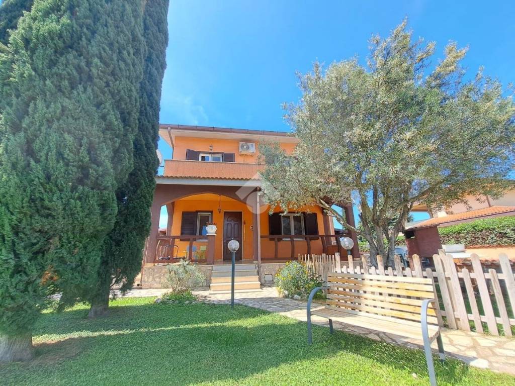 Vendita Villa plurifamiliare in via oglio 71 Ardea. Buono stato, posto ...