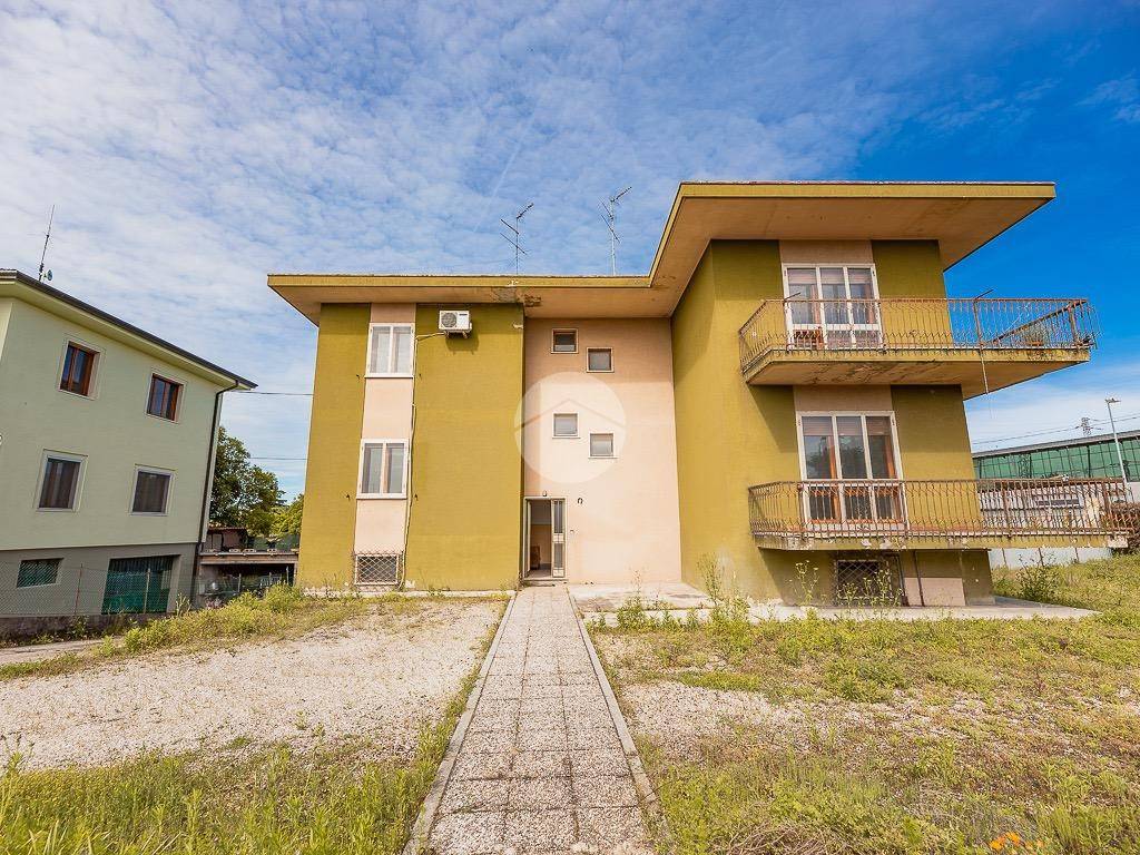 Sale Two-family villa in via Bellini 2 Sona. To be refurbished, parking ...