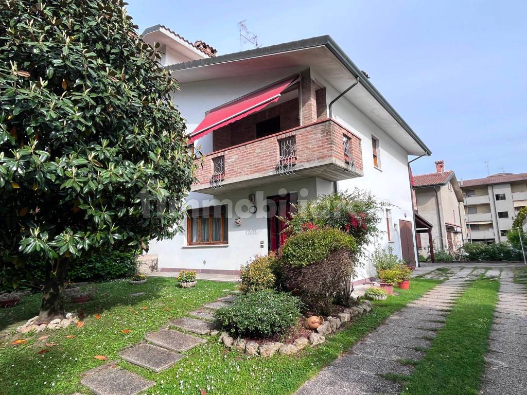 Sale Two-family villa Copparo. Good condition, parking space, with ...