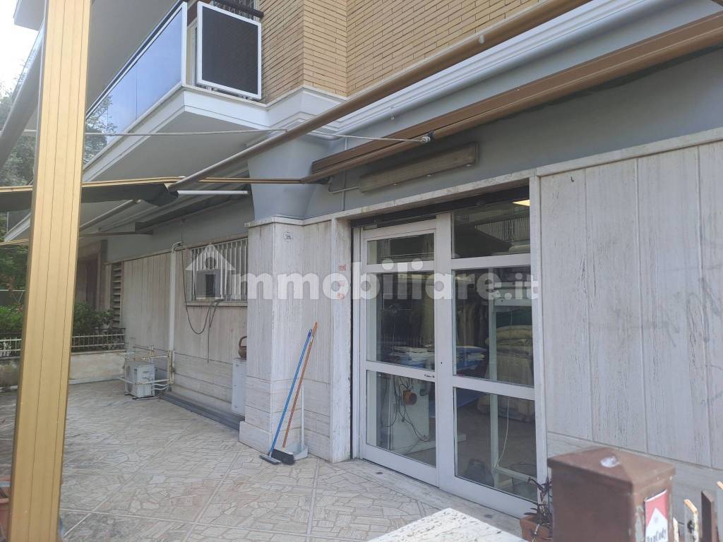 Locale commerciale via dei Prati Fiscali 154, Roma, Rif. 111736937 ...