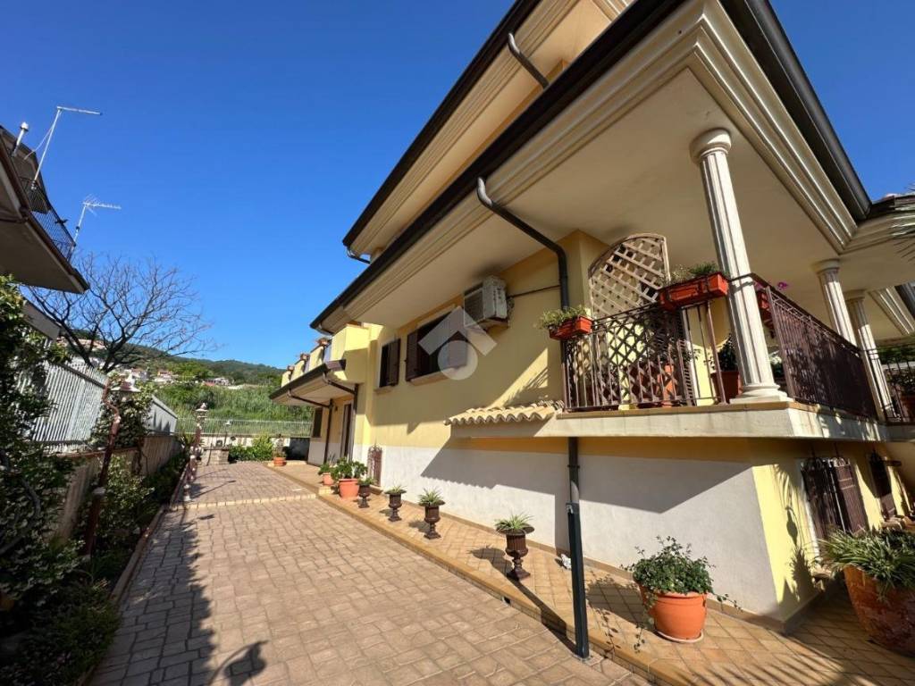 Vendita Villa unifamiliare in via Circonvallazione Falerna. Buono stato ...