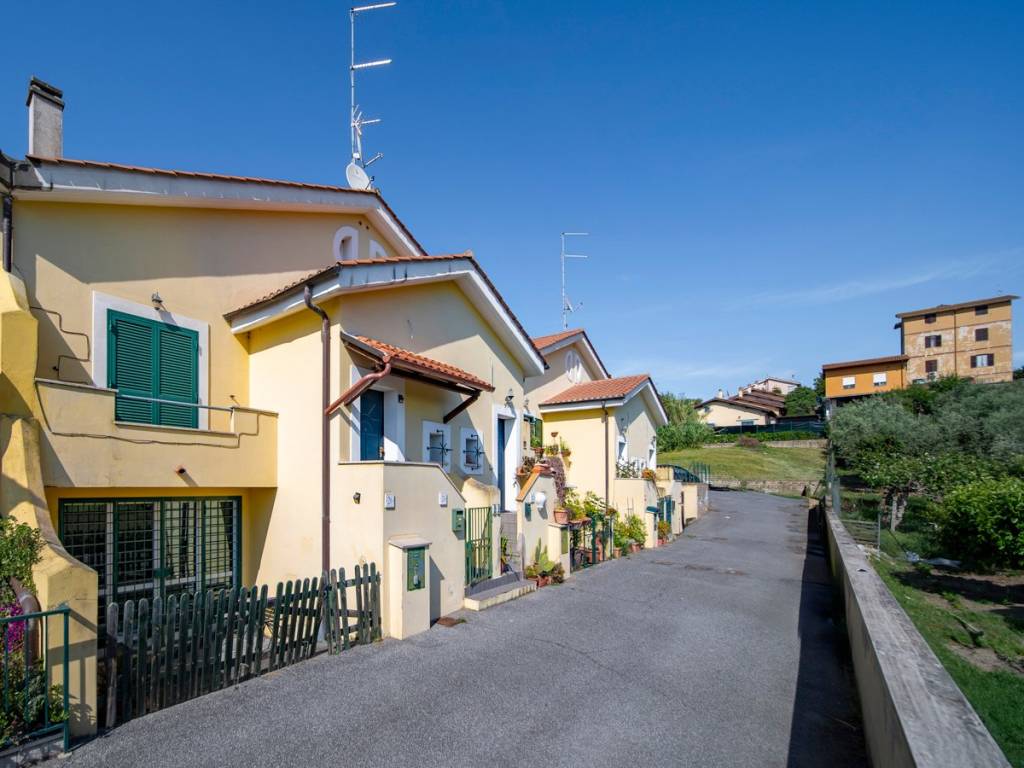 Vendita Villa a schiera in via Angelo Parrilla Roma. Da ristrutturare ...