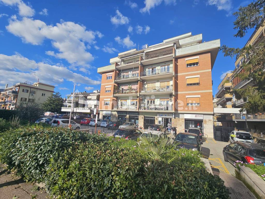 Locale commerciale via Cassia 652, Roma, Rif. 111904673 - Immobiliare.it