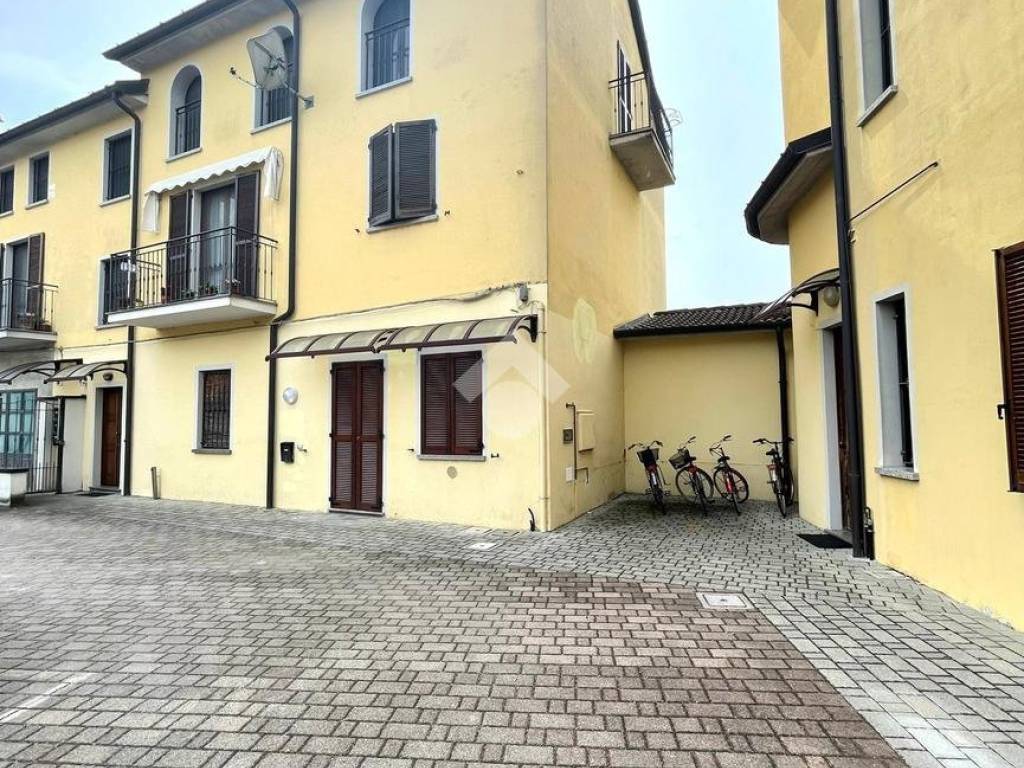 Vendita Appartamento Castelleone. Trilocale in piazza Borgo Serio 17 ...