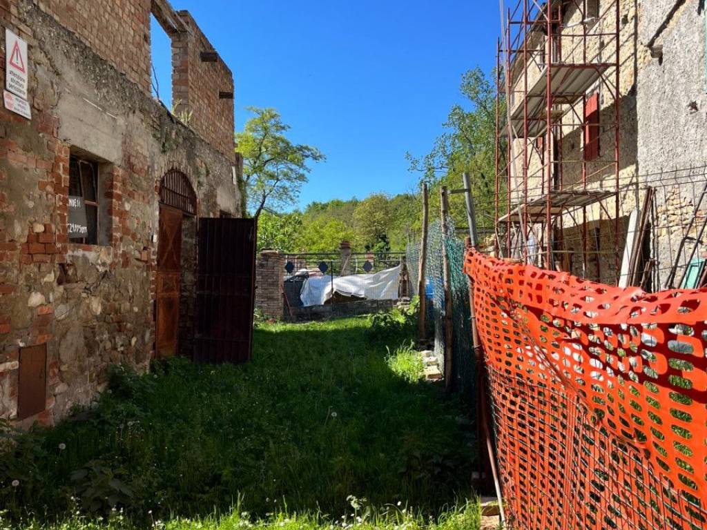 Vendita Rustico in Ghiare di Medesano Medesano. Da ristrutturare, 480 ...