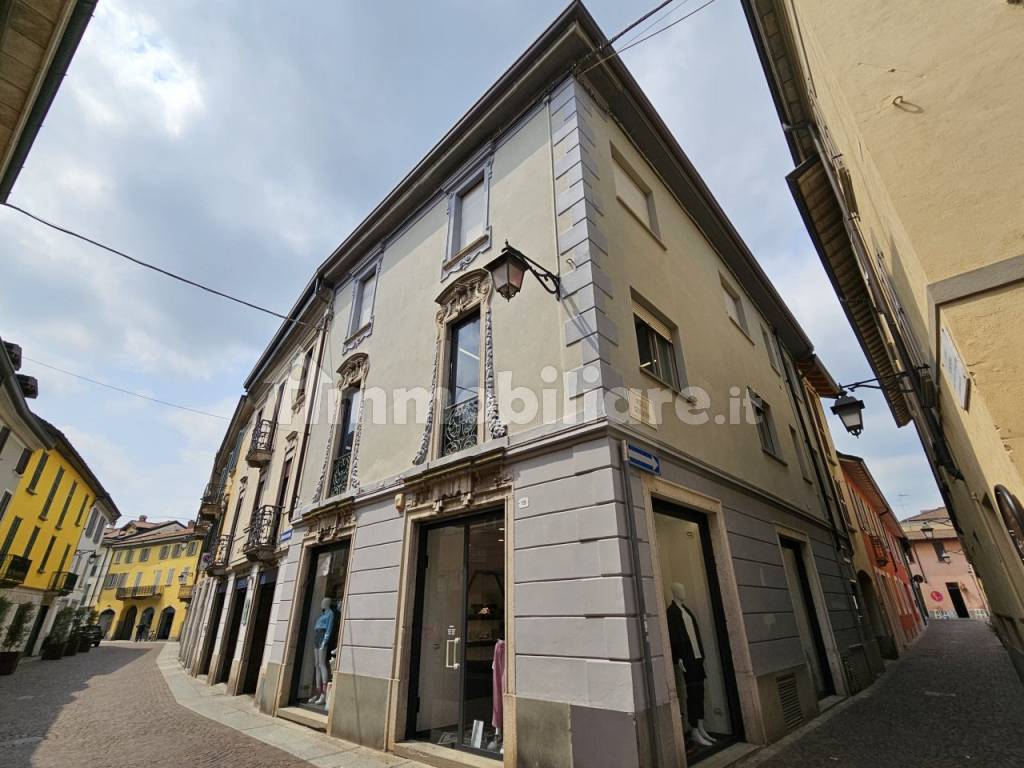 Palazzo - Edificio via Roma ,19, Treviglio, Rif. 111997731 - Immobiliare.it