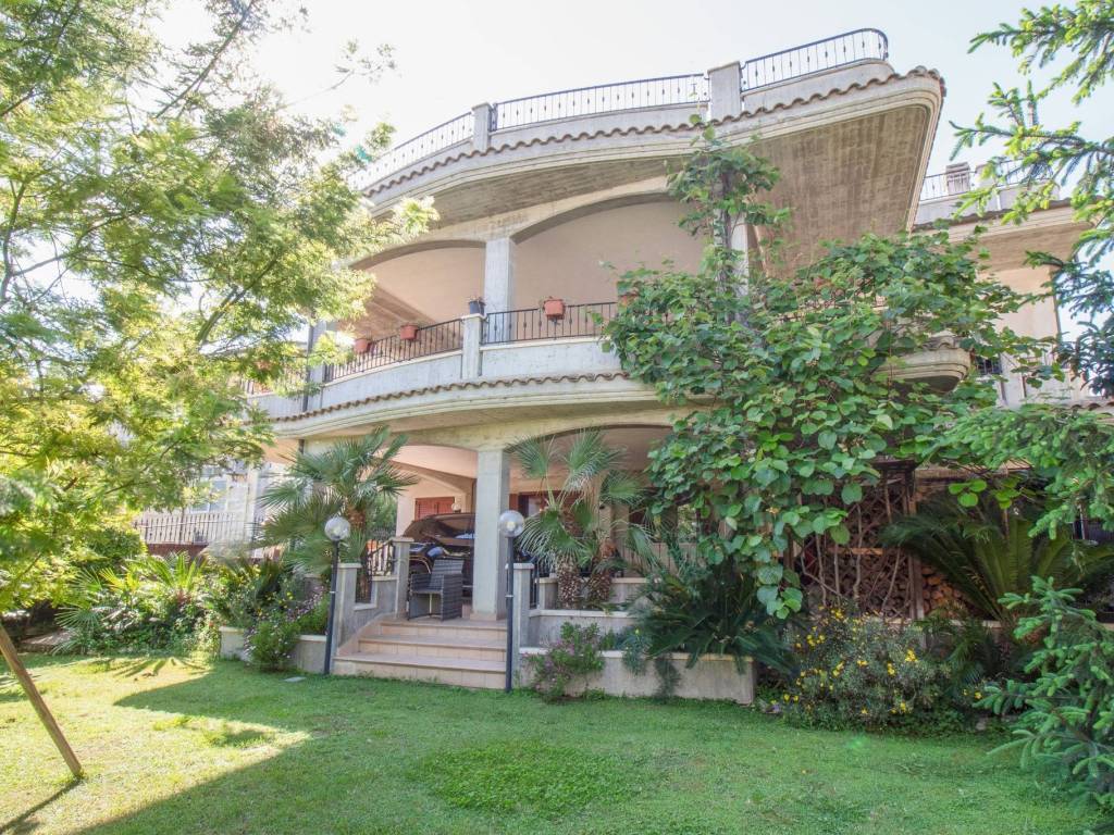 Sale Two-family villa in via Vomano 9 Città Sant'Angelo. Good condition ...