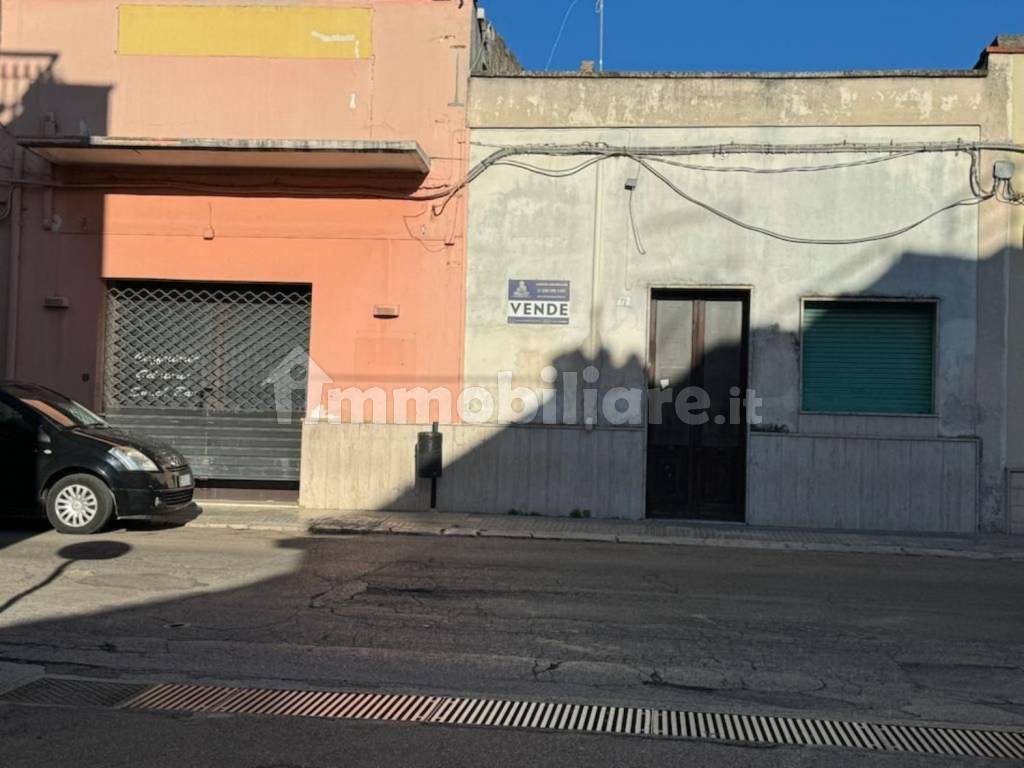 Palazzo - Edificio via Grassi, San Donaci, Rif. 112074365 - Immobiliare.it