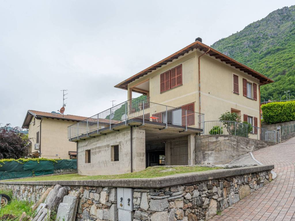 Vendita Villa unifamiliare in via Lucio Maria Travella 34 Carlazzo ...