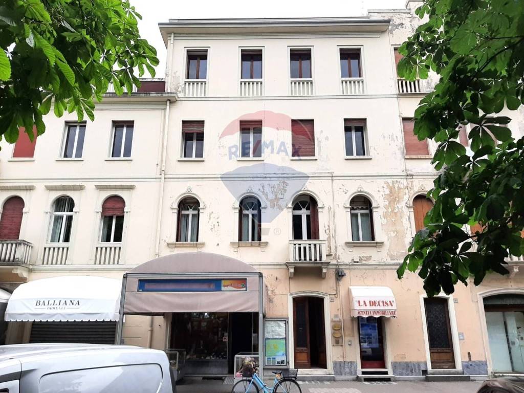 Vendita Terratetto unifamiliare in 4 Piani con Negozio - viale della Vittoria 223 Vittorio ...