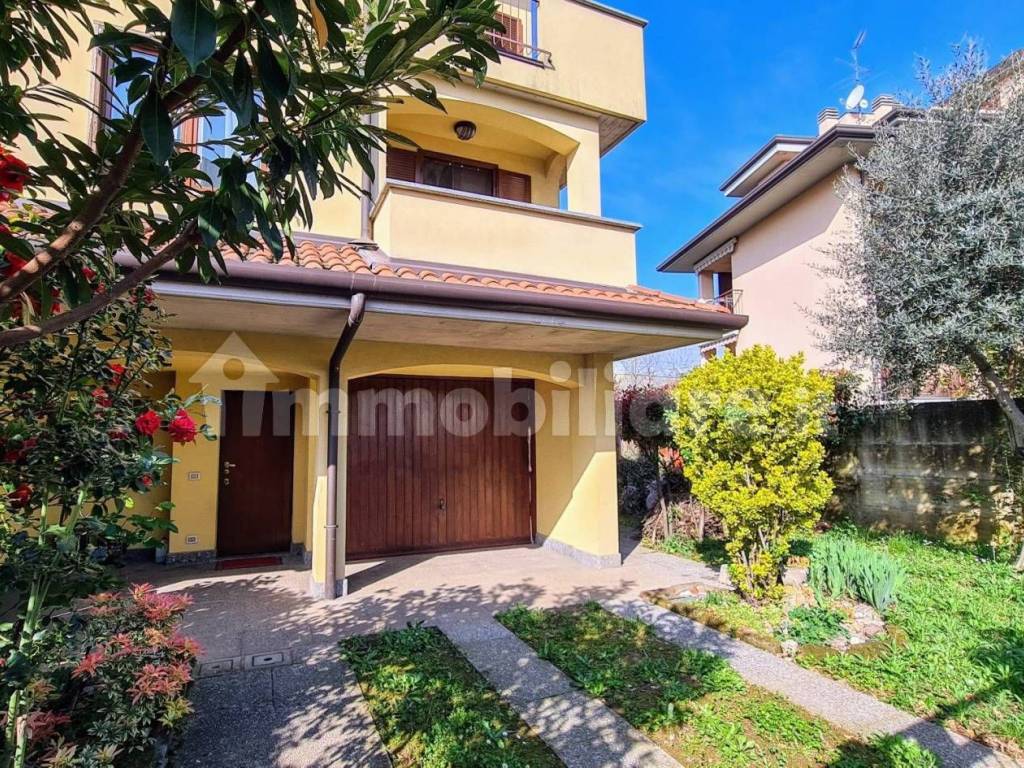 Vendita Villa bifamiliare in viale Leonardo da Vinci Galliate. Ottimo ...