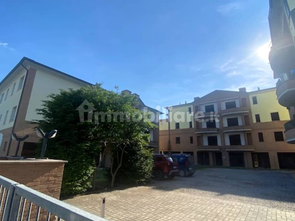 Palazzo - Edificio via Enrico Fermi, 41031, Camposanto, Rif. 112243173 ...