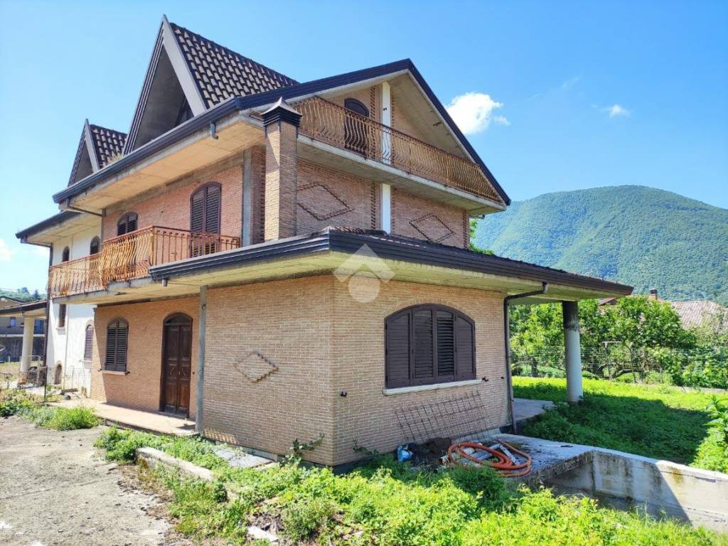 Vendita Villa bifamiliare in via Grimaldi Serino. Nuova, posto auto ...