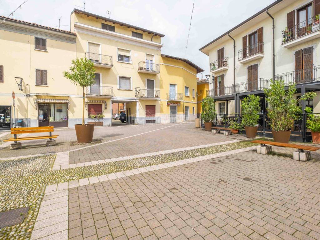 Vendita Appartamento Romentino. Trilocale in piazza San Glovanni ...