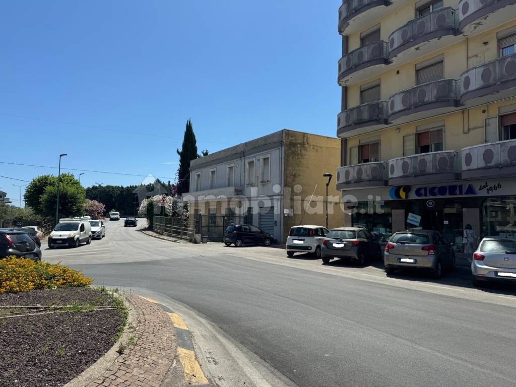 Palazzo - Edificio via Valle Roveto 51, Pescara, Rif. 112508113 ...