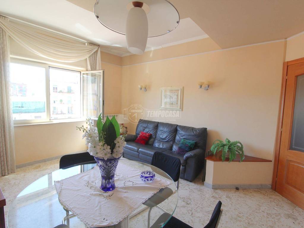 Vendita Appartamento in via Generale Raffaele Carrascosa. Napoli. Buono ...