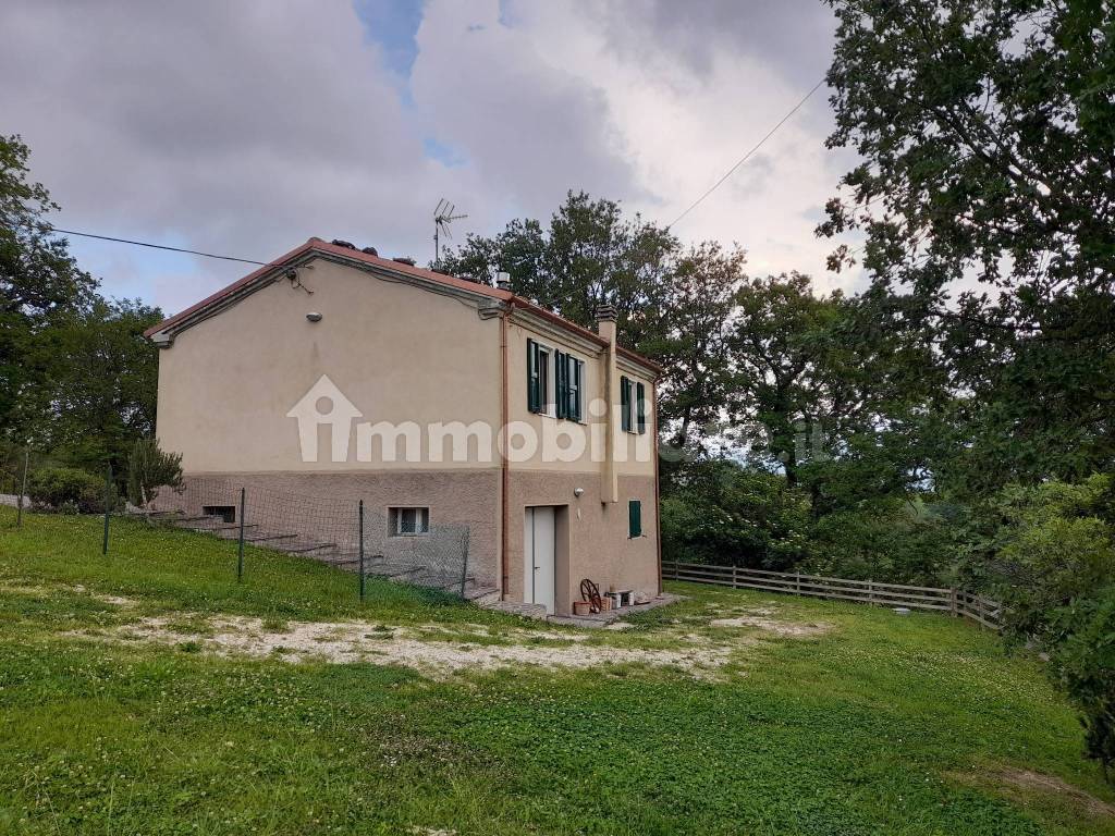 Vendita Villa unifamiliare Fratte Rosa. Buono stato, posto auto ...