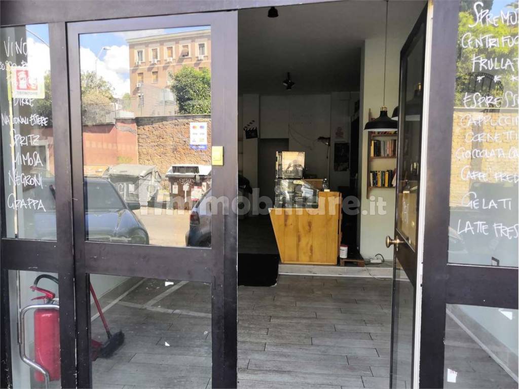 Locale commerciale via Fabiola, Roma, Rif. 106500801 - Immobiliare.it