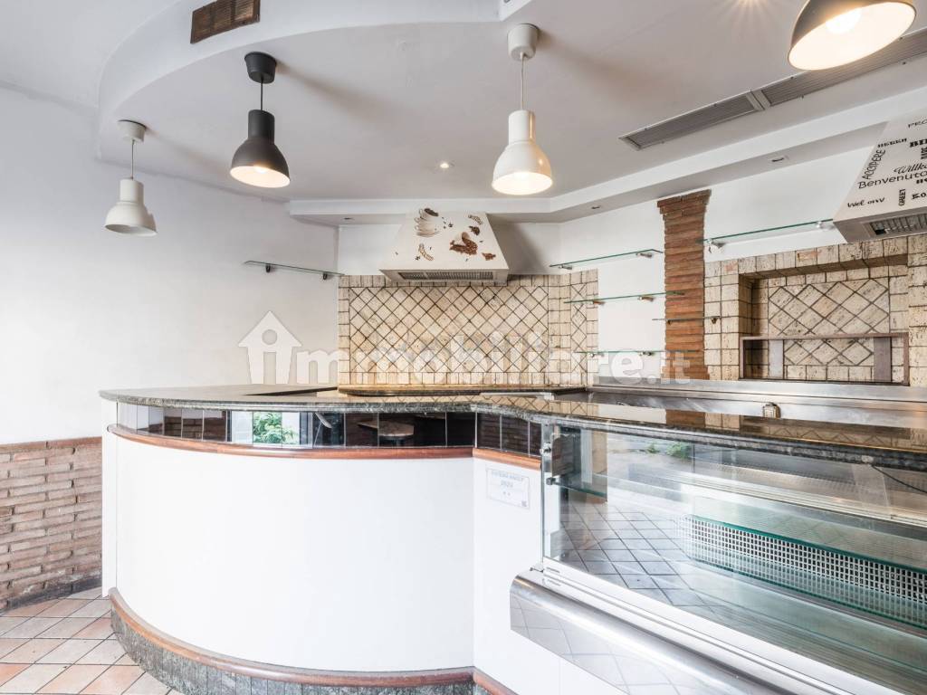 Locale commerciale via Bari, Roma, Rif. 112724487 - Immobiliare.it