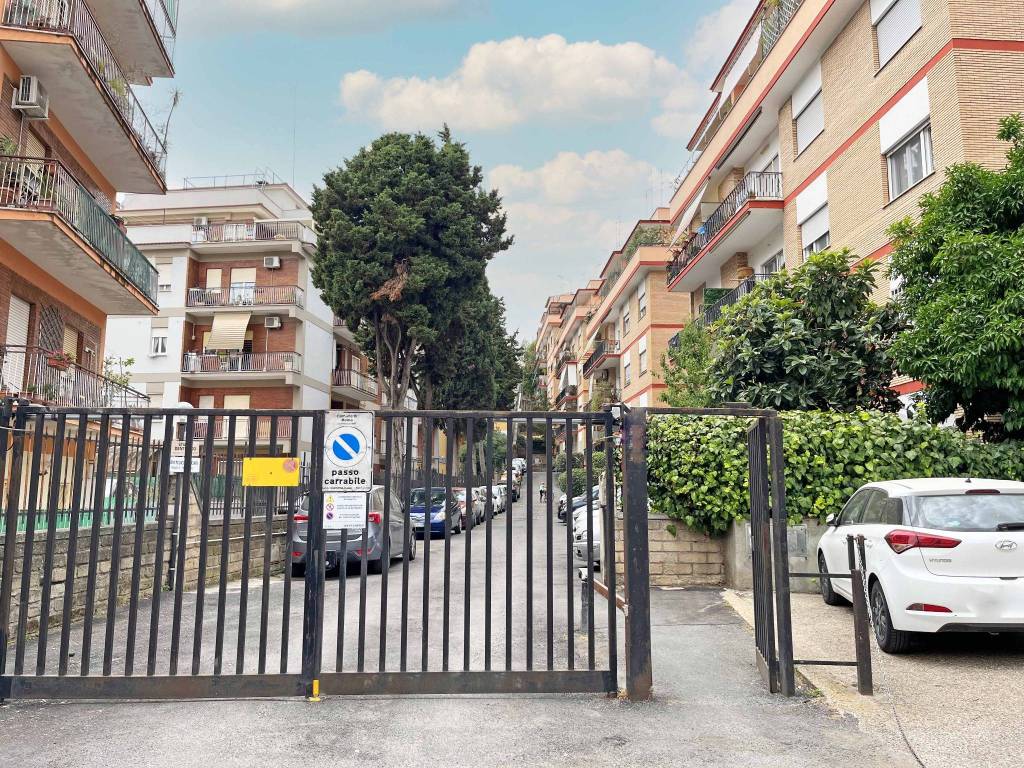 Sale Apartment Rome. 4-room flat in via dei Monti di Primavalle. Good ...