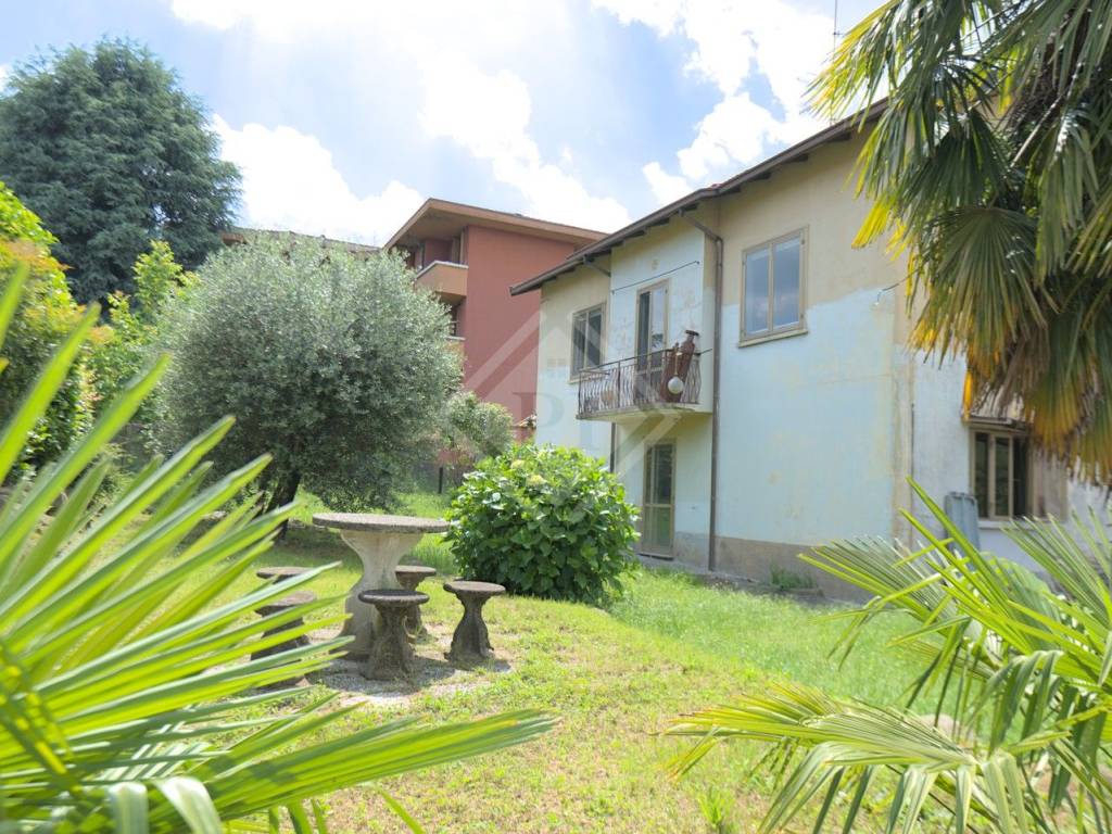 Vendita Villa unifamiliare Buguggiate. Ottimo stato, posto auto, con ...