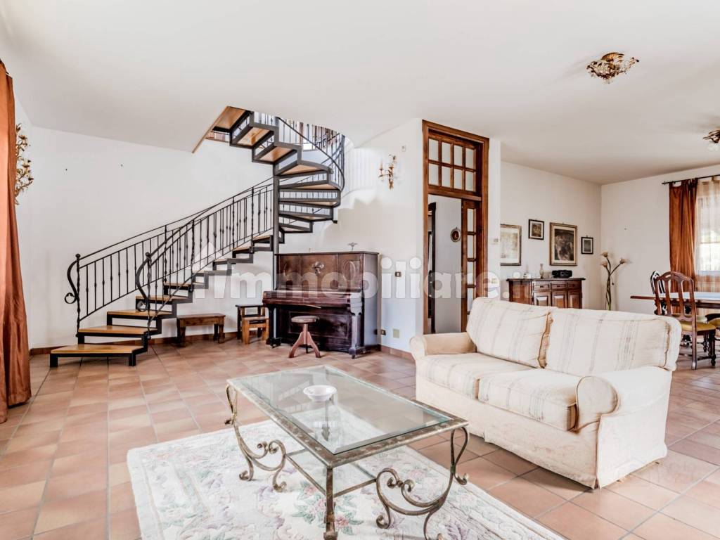 Vendita Villa bifamiliare in via dei Colli I Tratto Sezze. Buono stato ...