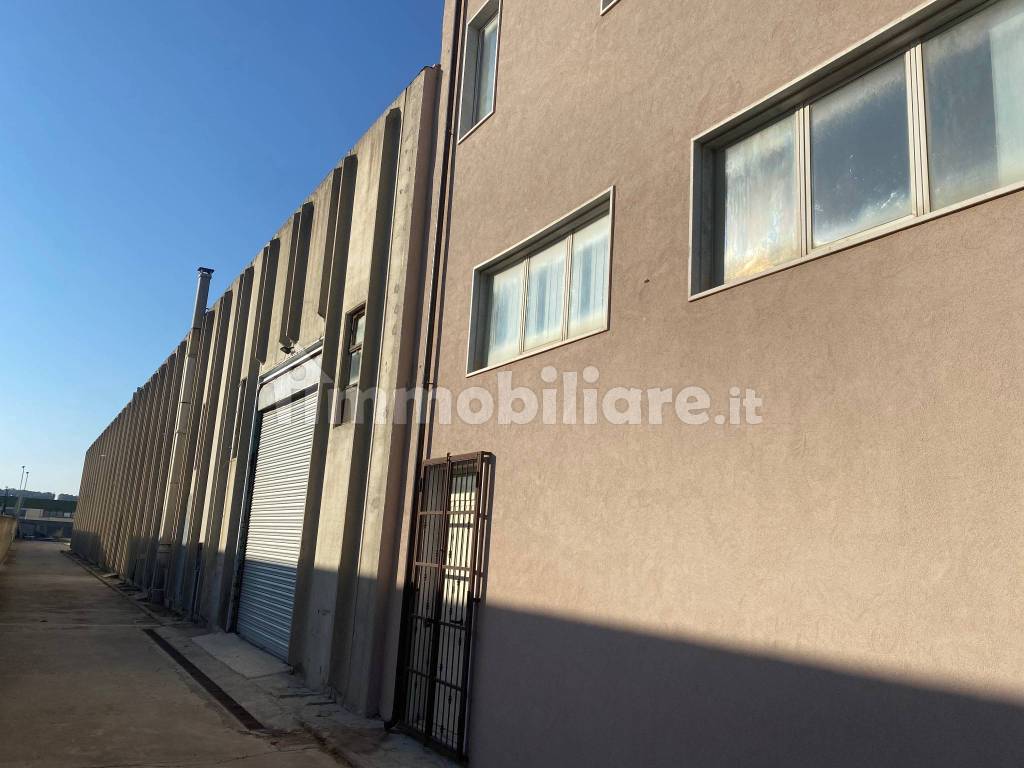Capannone via Enrico Fermi 24, Crotone, Rif. 112933005 - Immobiliare.it